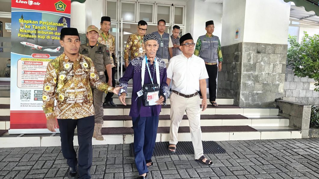 Peduli Kesehatan JCH HSU, Bupati H Jani Gandeng Satu Calon Haji ke Ambulance - WARTANIAGA